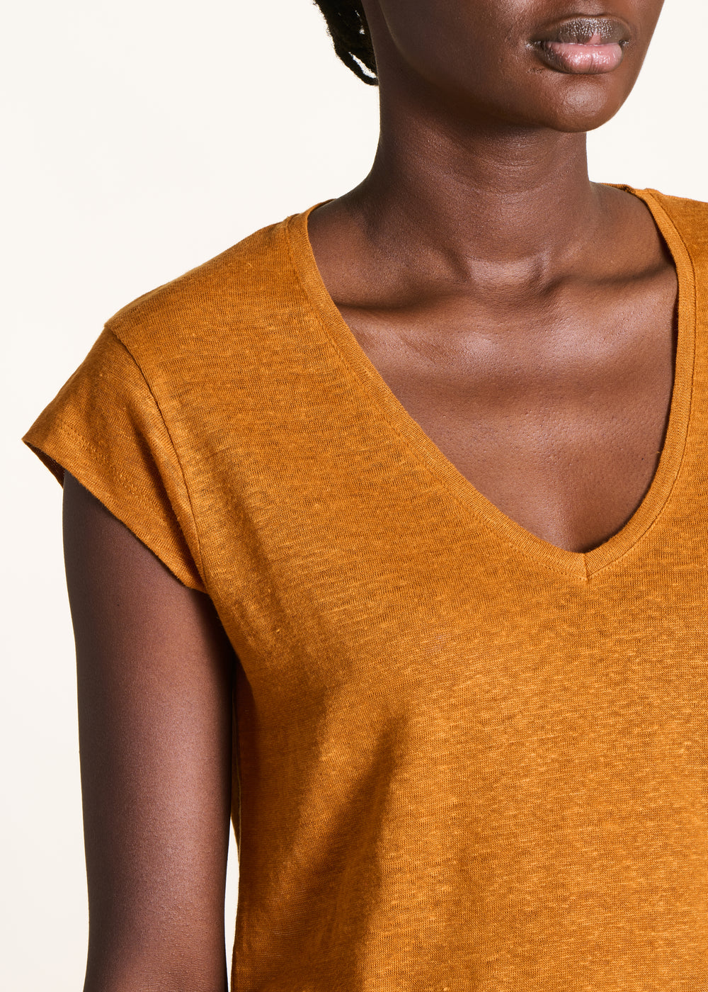 T-shirt ocre en lin manches courtes - La Fée Maraboutée