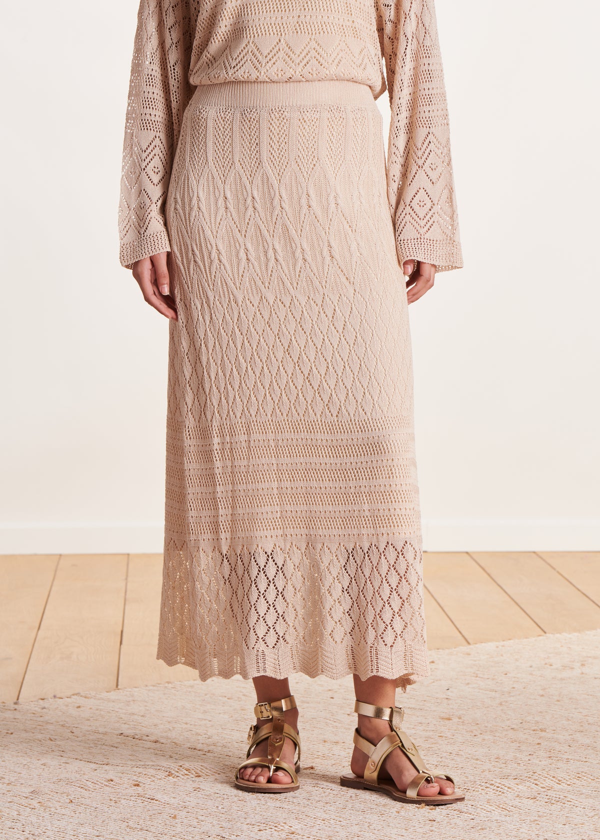 Jupe beige mi-longue en maille crochet - La Fée Maraboutée