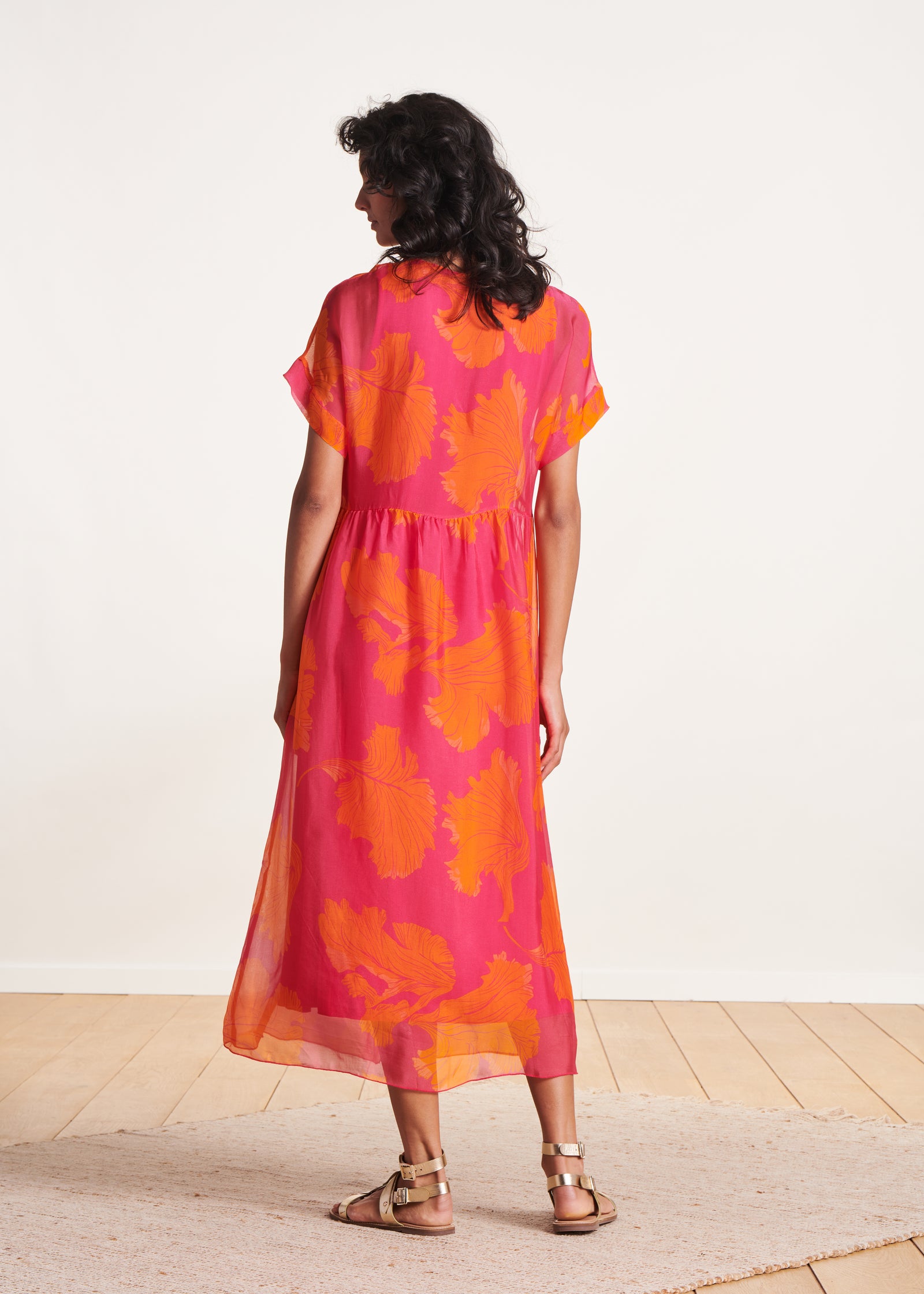 Robe longue évasée en voile rose et orange imprimé fleuri - La Fée ...