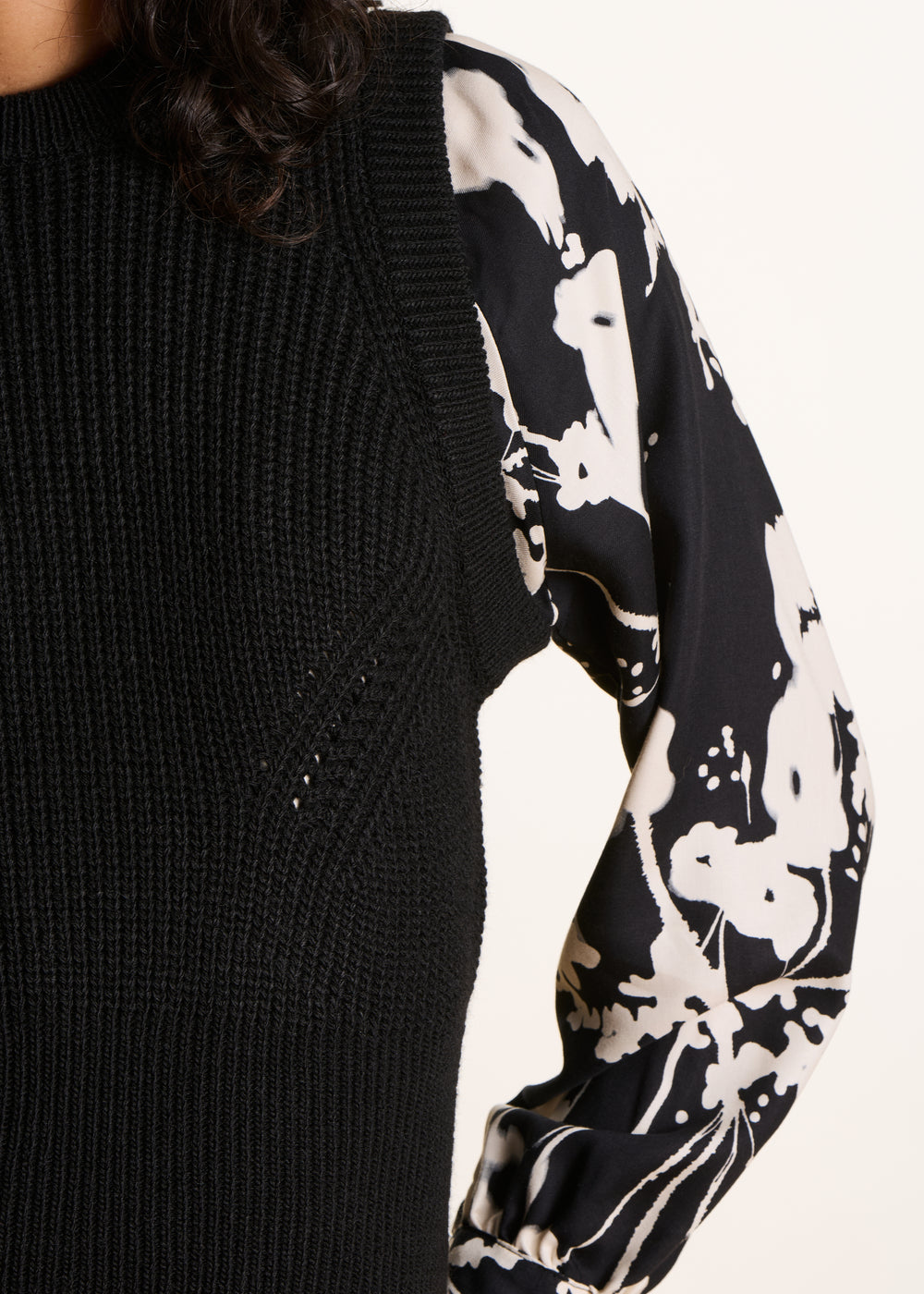 Pull noir sans manches col rond - La Fée Maraboutée