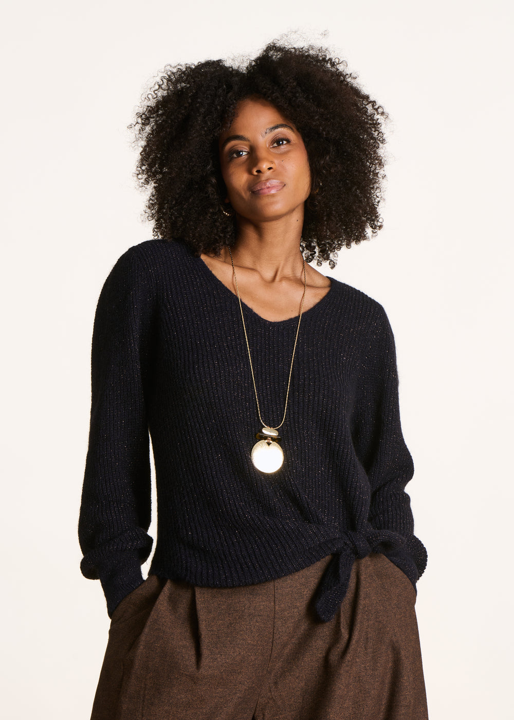 Pull court bleu foncé en maille irisée manches longues col V - La Fée ...