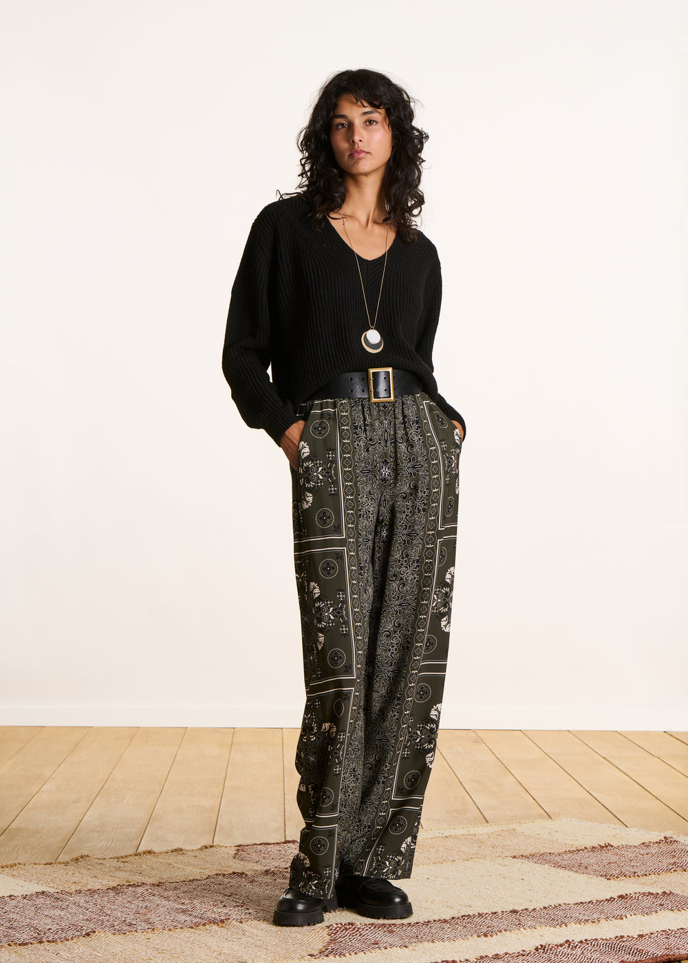 zwart los gebreide trui met V-hals en lange mouwen - La Fée Maraboutée