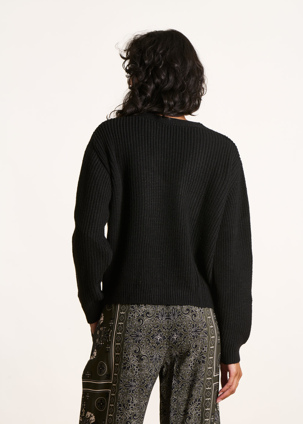 zwart los gebreide trui met V-hals en lange mouwen - La Fée Maraboutée