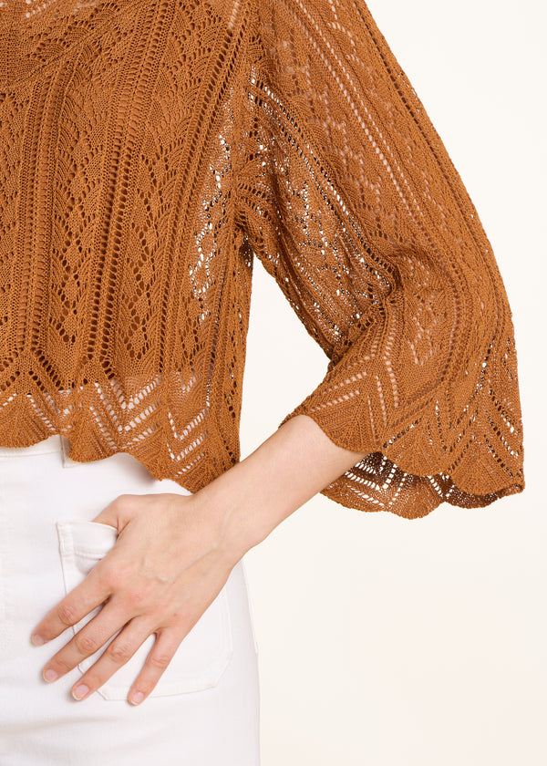 Pull court marron en maille fine ajourée - La Fée Maraboutée
