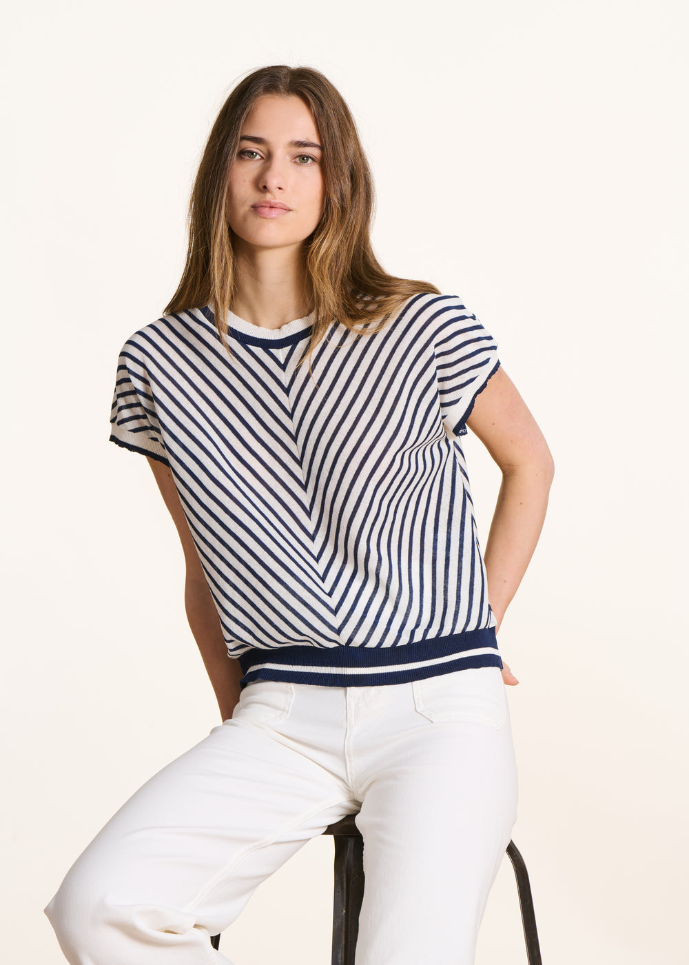 Pull court écru rayé bleu en maille fine manches courtes - La Fée ...