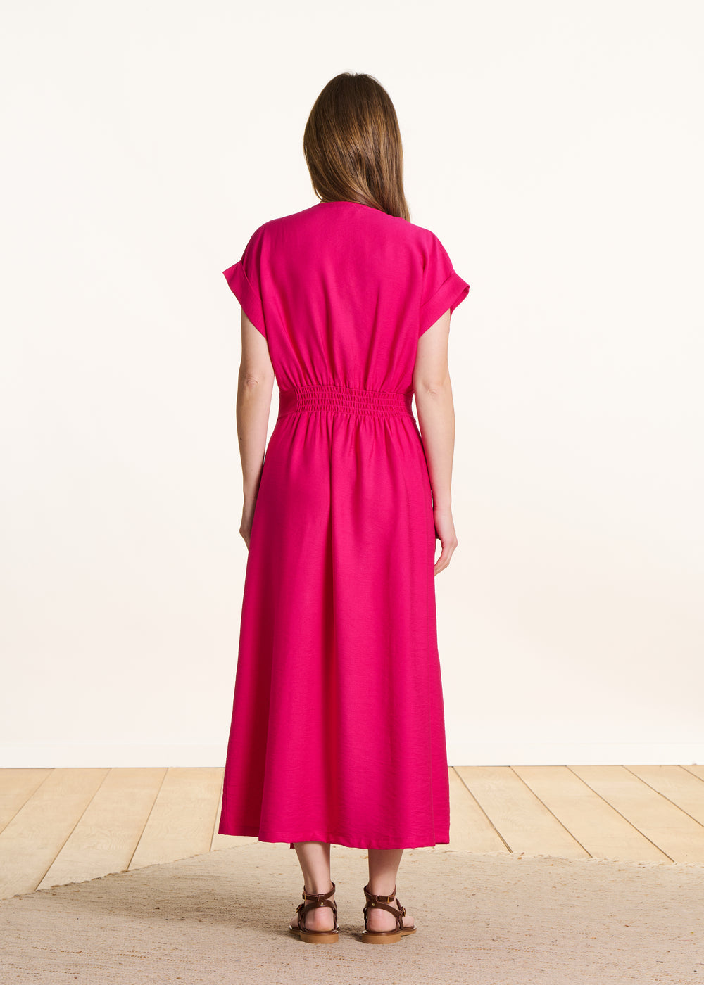 Lang aansluitend jurk in fuchsia roze met overslag - La Fée Maraboutée